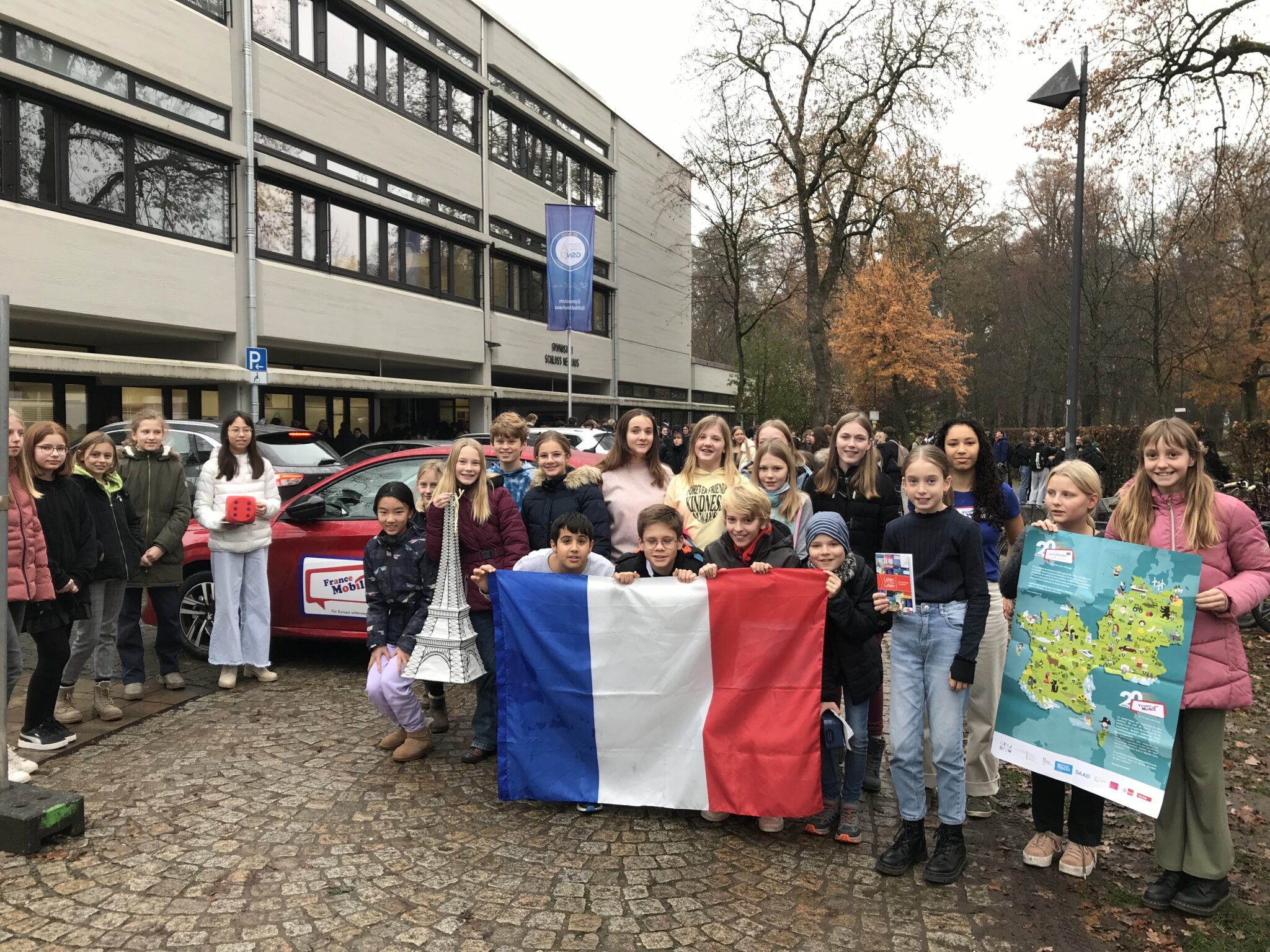 Das FranceMobil zu Gast am GSN - Gymnasium Schloß Neuhaus